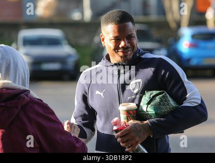 Vontae Daley-Campbell of Chesterfield arrives ahead of the Sky Bet ...