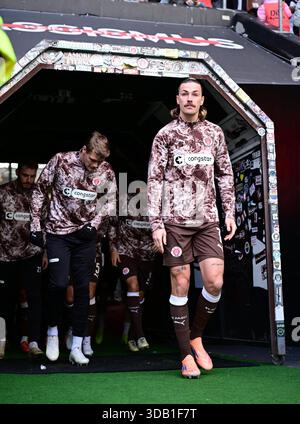 from left Jackson Irvine (St. Pauli), Bakery Jatta, goalkeeper Daniel ...