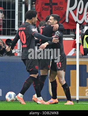 0:4 Goal, cheers, from left: scorer Deniz Undav, Maximilian ...