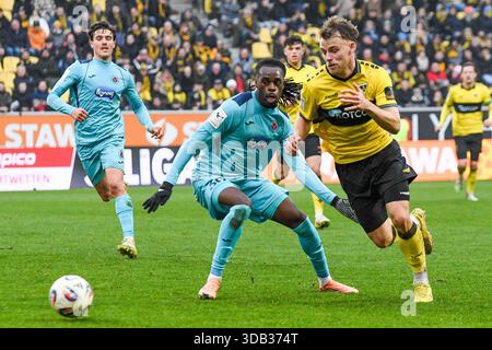 from left: Mika Schroers (Alemannia Aachen, 27), Dennis Waidner (SC ...