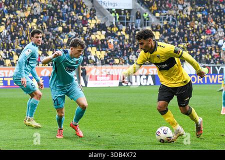 from left: Mehdi Loune (Alemannia Aachen, 11), Lars Kehl (VfL Osnabrück ...