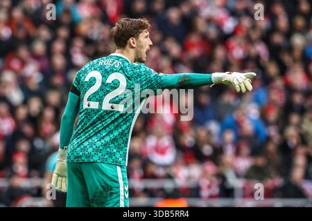 Sunderland goalkeeper Robin Roefs gives his team instructions during ...