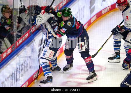Frederik Tiffels (Eisbaeren Berlin) Schwenninger Wild Wings gegen ...