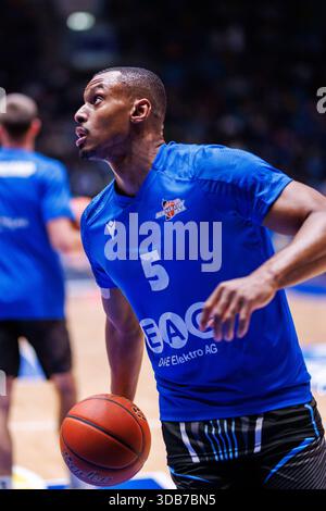 Chris Carter (Science City Jena, #05) in dribbling Basketball Loewen ...