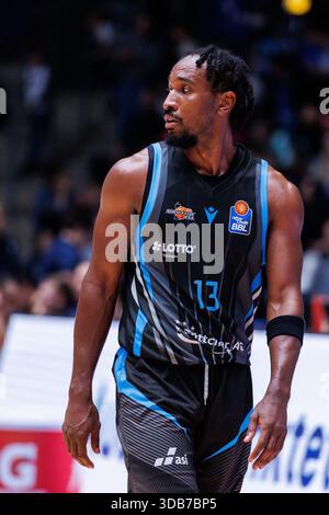 Keith Braxton Jr. (Science City Jena, #13) fakes against Benny ...