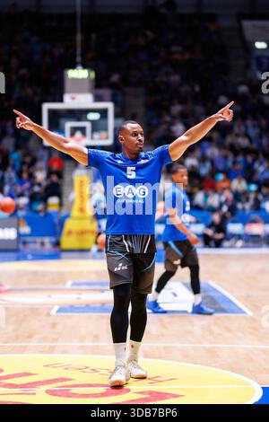 Chris Carter (Science City Jena, #05) in dribbling Basketball Loewen ...