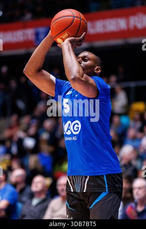 Chris Carter (Science City Jena, #05) in dribbling Basketball Loewen ...