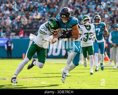 New York Jets safety Dean Clark (35) warms up before an NFL football ...