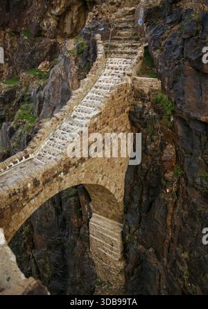 Stone bridge of Shaharah, Yemen Stock Photo - Alamy