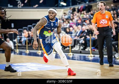 TJ Crockett Jr. (ROSTOCK SEAWOLVES, #00) with Kassim Nicholson (ROSTOCK ...