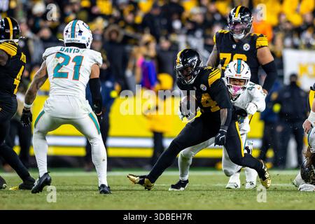 Miami Dolphins safety Ashtyn Davis (21) enters the stadium prior to an ...