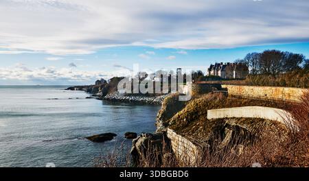 Rocky beach coastline along the Newport Cliff walk, Newport, Rhode ...
