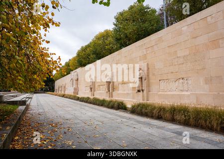 Reformation Wall monument featuring statues of Calvin and Farel. Geneva ...