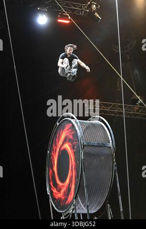 Flic Flac X-Mas Show 2025 am 22.12.2025 am Güterbahnhof in Duisburg ...