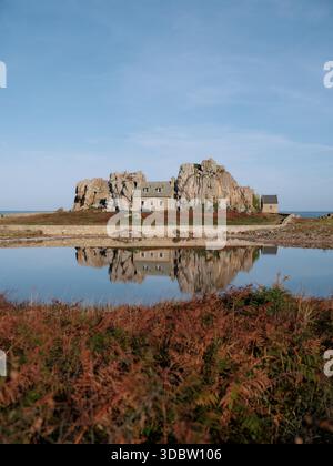Le Gouffre de Plougrescant, house between two rocks, Plougrescant ...