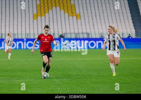 Dominique Janssen (17 Manchester United) speaks to Jess Park (8 ...