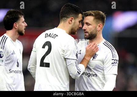 Luke Shaw of Manchester United speaks with Lisandro Martinez of ...