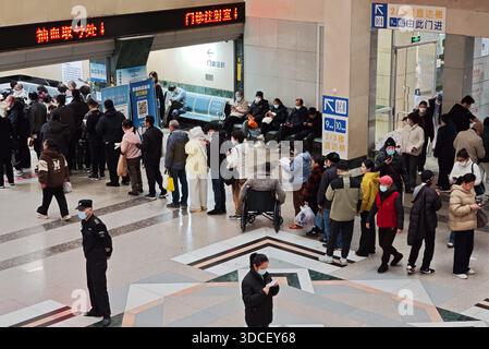 Patients queue up in an orderly manner in the outpatient hall of the ...