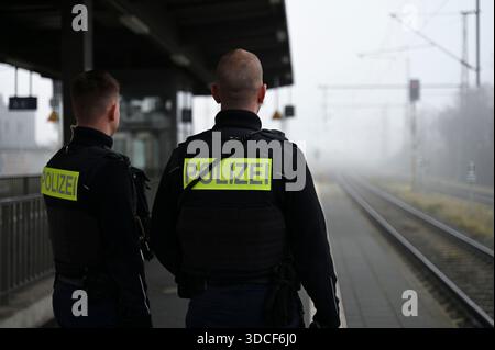 PRODUCTION - 17 December 2025, Baden-Württemberg, Kehl: Two Federal ...