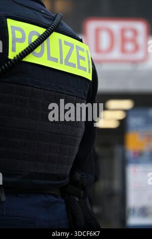 PRODUCTION - 17 December 2025, Baden-Württemberg, Kehl: Two officers of ...