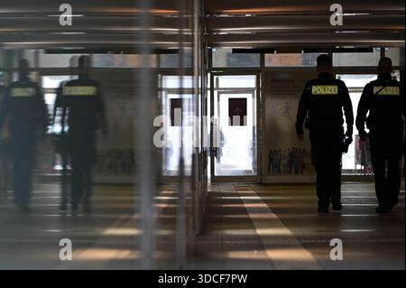 PRODUCTION - 17 December 2025, Baden-Württemberg, Kehl: Two federal ...