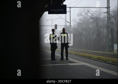 PRODUCTION - 17 December 2025, Baden-Württemberg, Kehl: Two federal ...