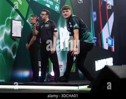 England's Charlie Manby celebrates defeating England's Ricky Evans on ...