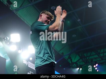 England's Charlie Manby celebrates defeating England's Ricky Evans on ...
