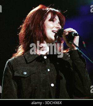 Tiffany (former mall singer) performs one song with John Mellencamp at ...