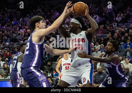 Sacramento Kings' Maxime Raynaud (42) is defended by Los Angeles Lakers ...