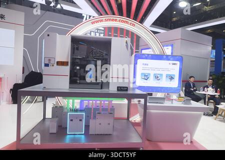 Visitors view the lithography machine models opened by Shanghai ...