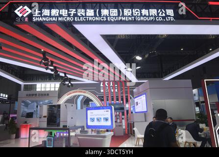 Visitors view the lithography machine models opened by Shanghai ...