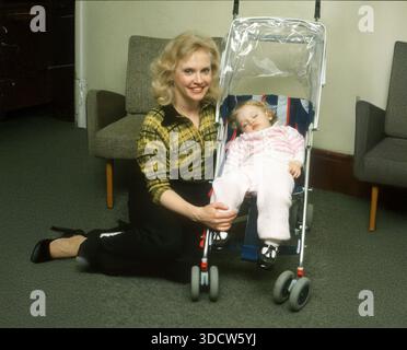 Actress Sandra Dickinson and her baby daughter Georgia in 1985 Stock ...