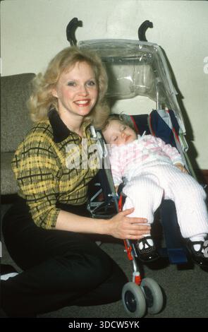 Actress Sandra Dickinson and her baby daughter Georgia in 1985 Stock ...