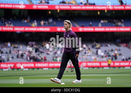 England's Jacob Bethell warms up on day two of the fourth NRMA ...