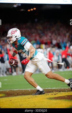 New Mexico wide receiver Keagan Johnson (7) makes a catch and runs down ...