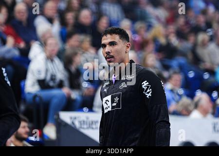 Mohab Abdelhak (THW Kiel, #48) in a duel with Oskar Neudeck (Frisch Auf ...