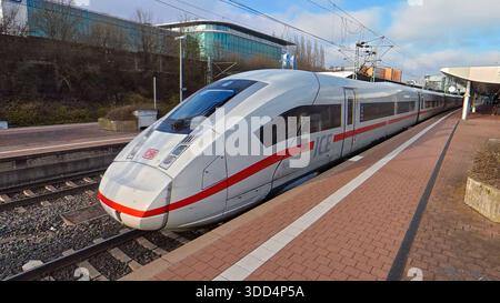 Eisienbahnverkehr in Kassel. Bahnhof Kassel-Wilhelmshöhe. Intercity ...