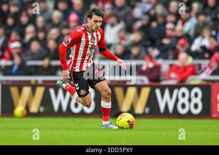 Enzo Le Fée of Sunderland FC threads a ball through the midfield during ...