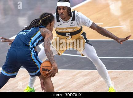 Memphis Grizzlies forward GG Jackson II (45) reaches for the ball ahead ...