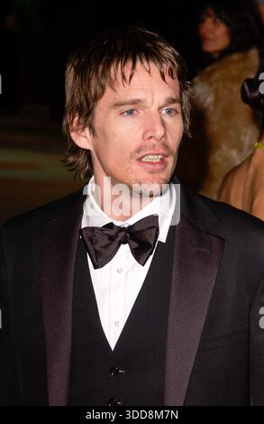 ETHAN HAWKE VANITY FAIR OSCAR PARTY 2005 MORTONS WEST HOLLYWOOD LA USA ...