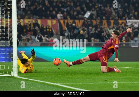 Evan Ferguson of AS Roma scores a goal of 0-1 during US Lecce vs AS ...