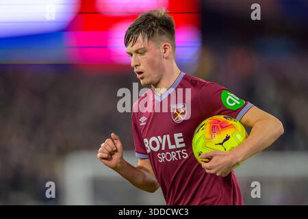30, Ollie Scarles of West Ham United in action with the ball during the ...