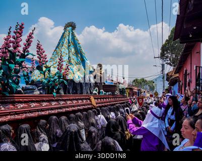 Virgin Mary float at the Jesus Nazareno de La Merced Procession passing ...