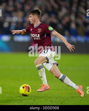 Oliver Scarles of West Ham United warms up prior to the Premier League ...