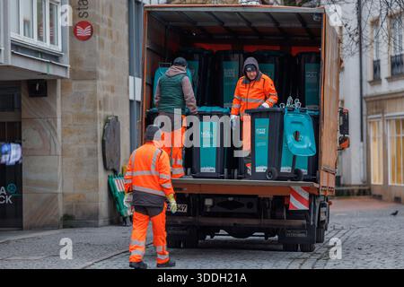 10 January 2026, Lower Saxony, Bingum: Snow-covered bicycles are parked ...