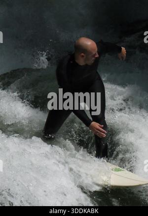 Surfer aus allen Ländern nutzen die Stehende Welle im Müncher Eisbach ...