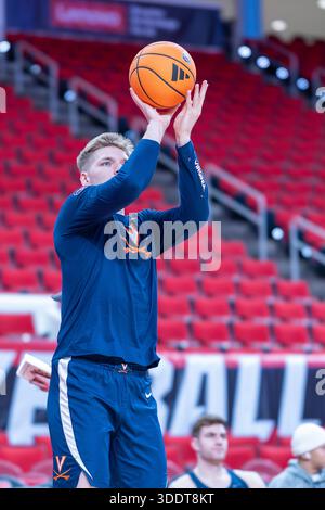 Virginia forward Thijs de Ridder, right, tries ot block a pass attempt ...