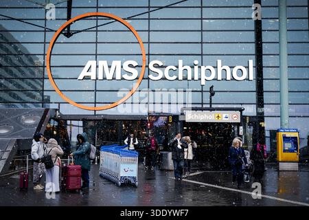 SCHIPHOL - Travelers at Schiphol Airport. Hundreds of flights have been ...