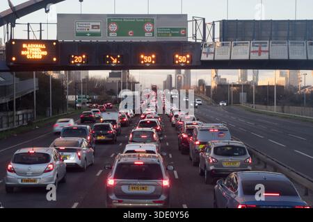London, UK. 7 Jan 2026. Commuters, workers and tourists walk over ...